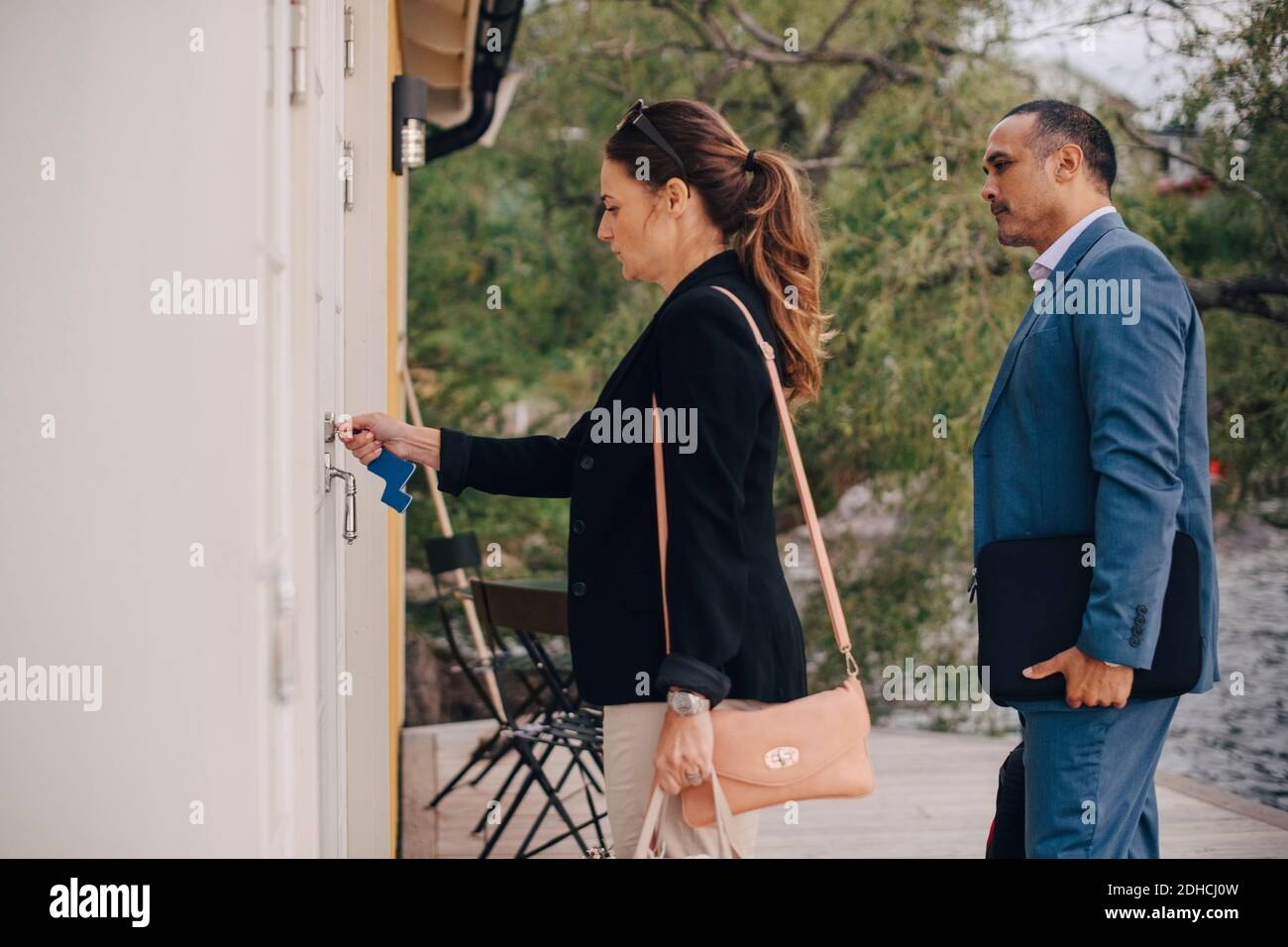 Couple mature house lock hi-res stock photography and images - Alamy
