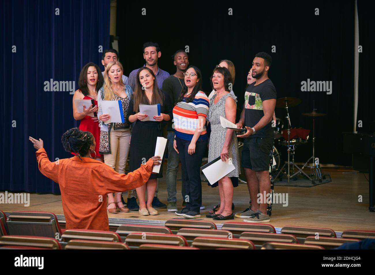 School auditorium singing hi-res stock photography and images - Alamy