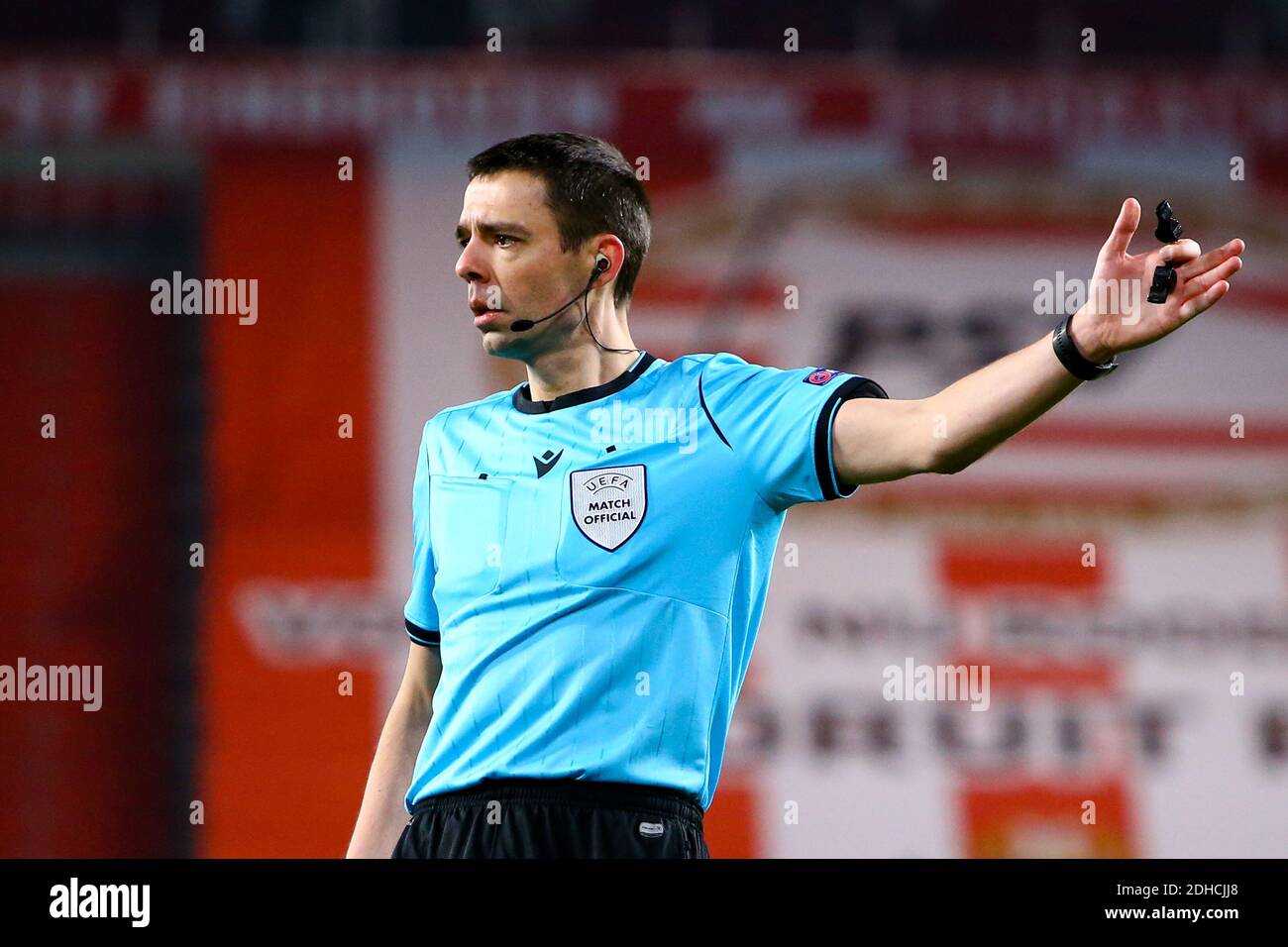 EINDHOVEN, NETHERLANDS - DECEMBER 10: referee Kevin Clancy before the ...