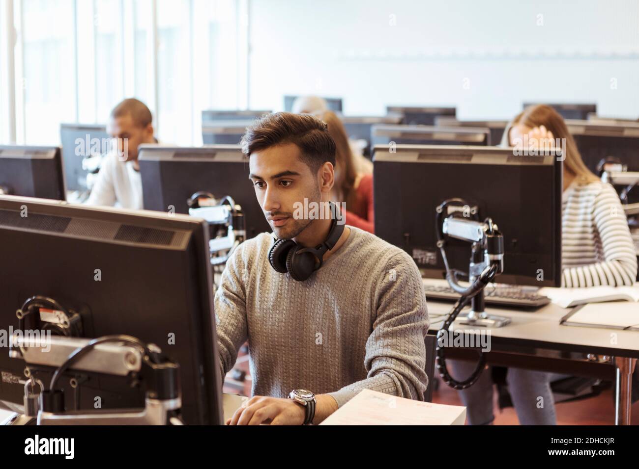 Students using computer library hi-res stock photography and images - Alamy