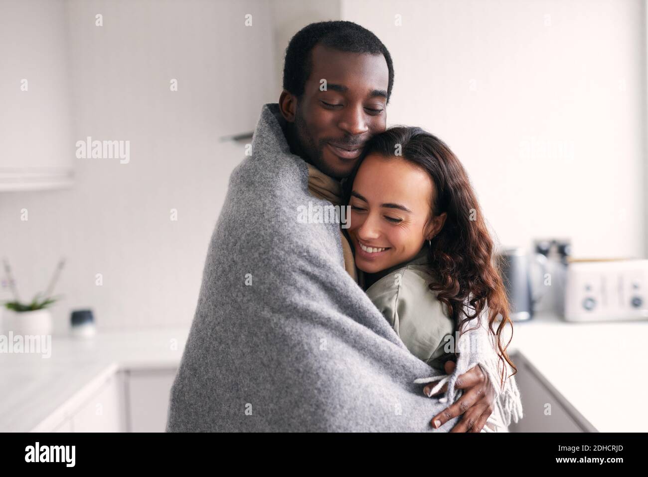 Couple cuddling blanket hi-res stock photography and images - Alamy
