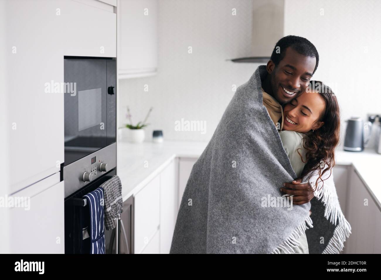 Couple cuddling blanket hi-res stock photography and images - Alamy