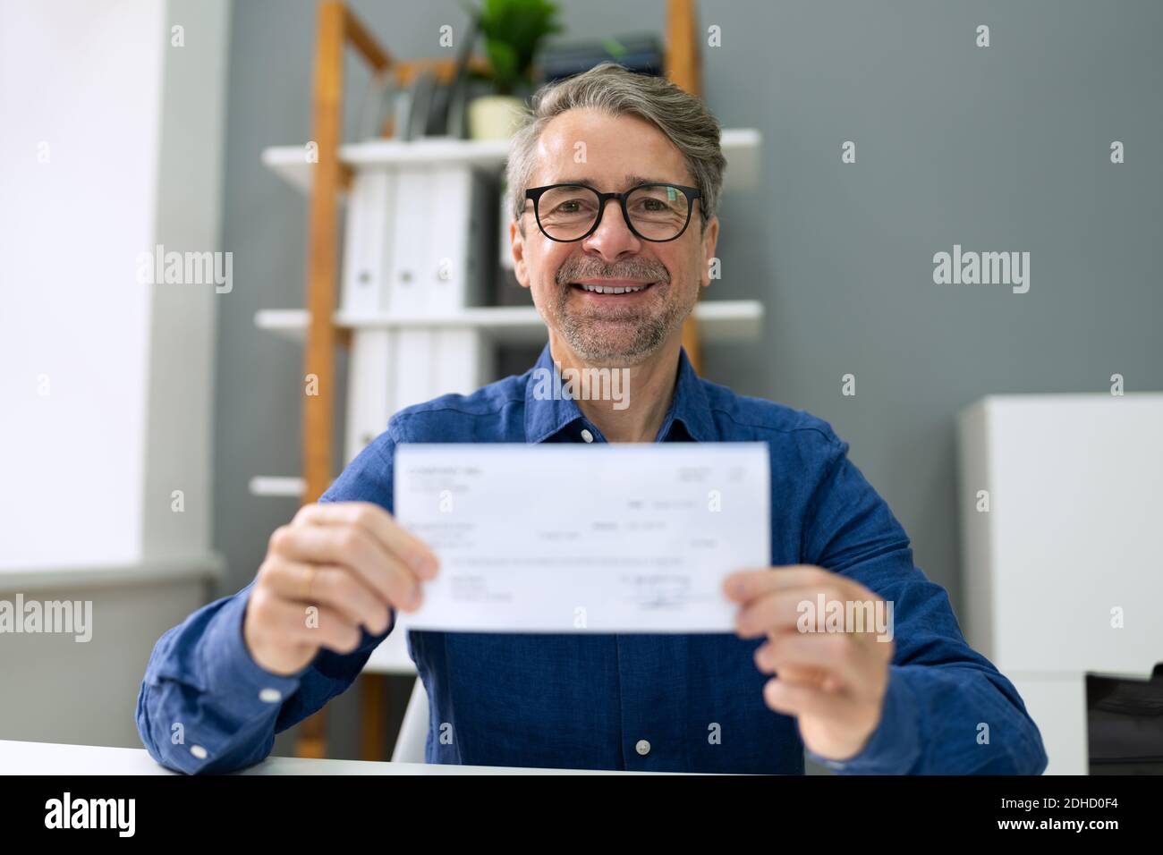 Man holding cheque hi-res stock photography and images - Alamy