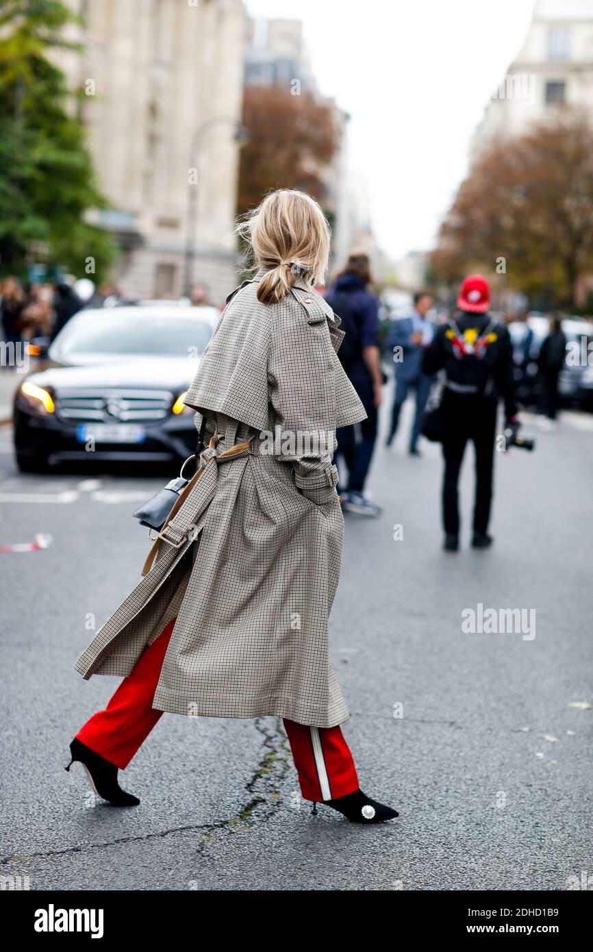 Street style, Elizabeth Von Guttman arriving at Sacai Spring-Summer ...