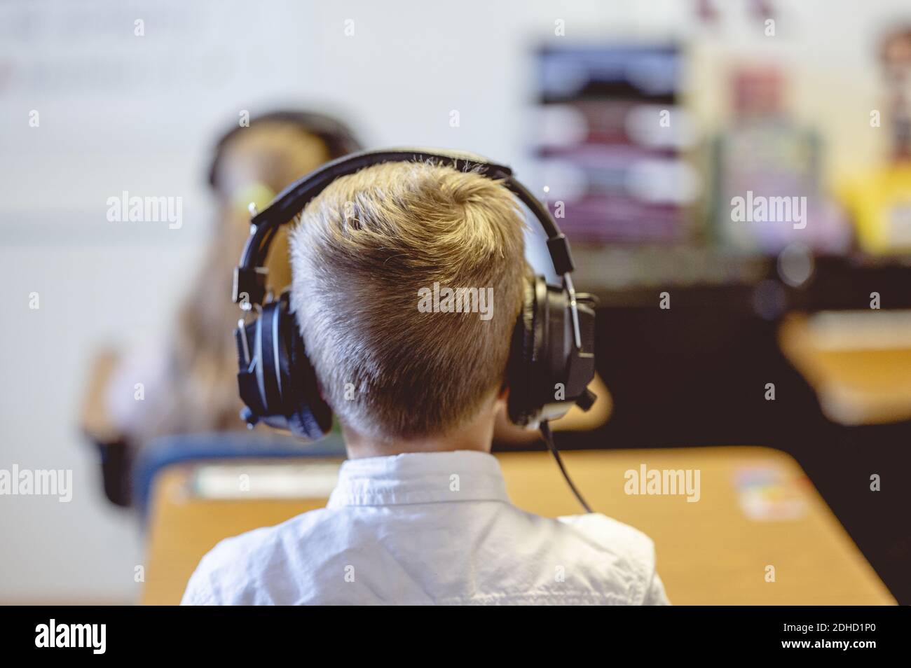 Children wearing headphones class hi-res stock photography and images ...