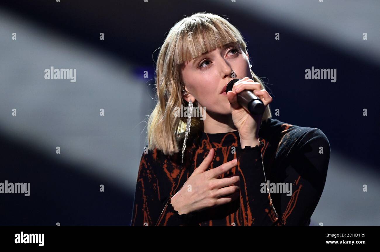 Leipzig, Germany. 10th Dec, 2020. Singer-songwriter Lea is on stage ...