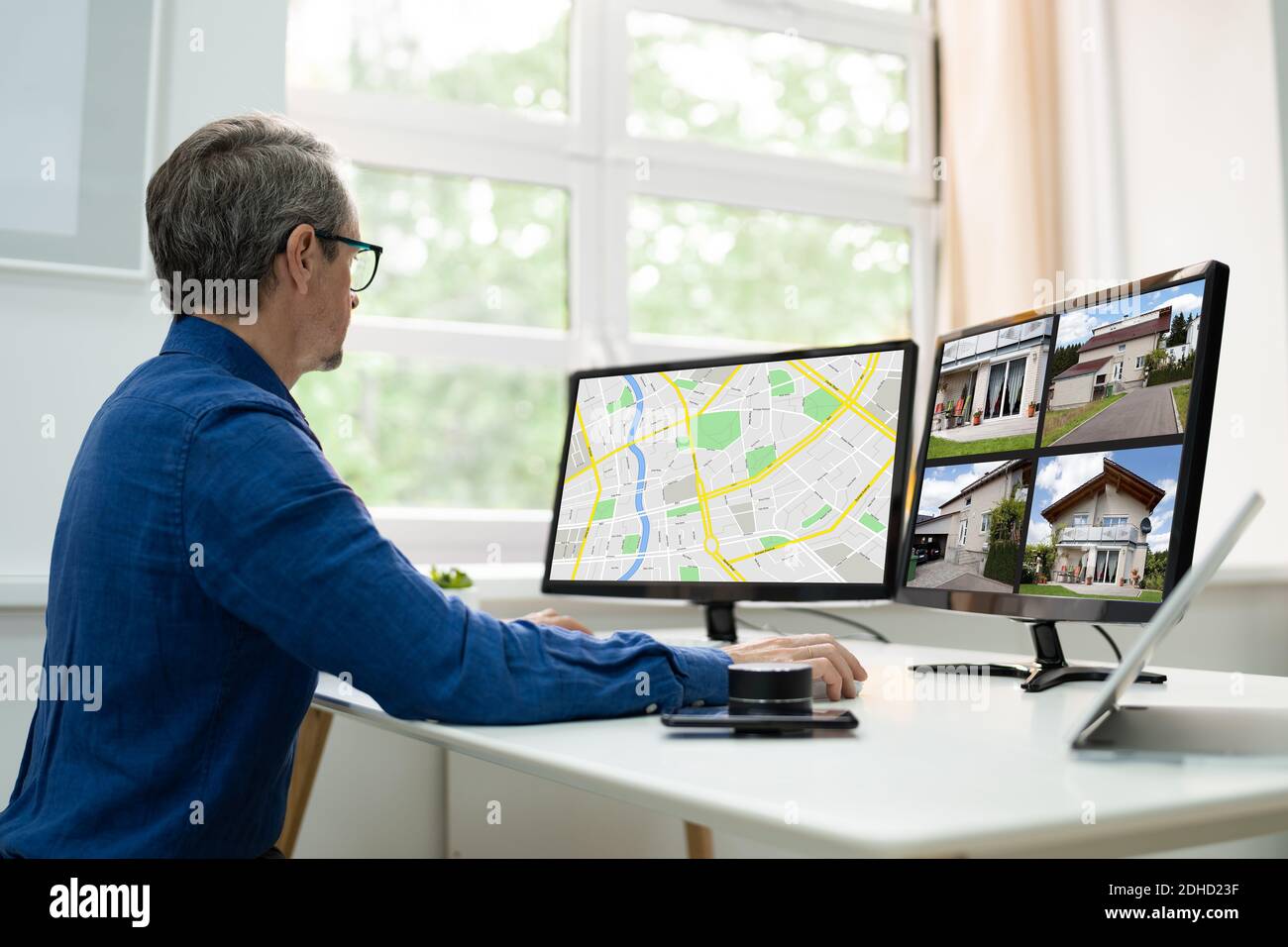 Searching map hi-res stock photography and images - Alamy
