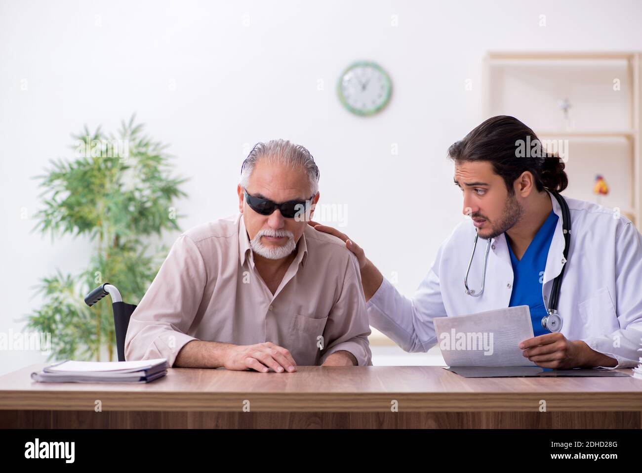 Doctor with blind patient hi-res stock photography and images - Alamy