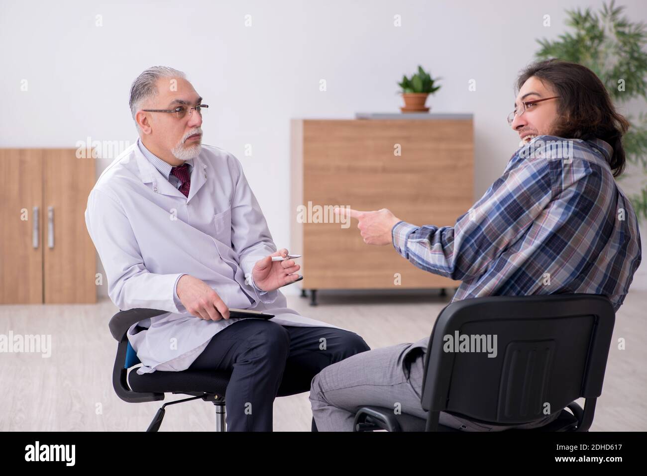 Doctor visiting patient in the hospital Stock Photo - Alamy