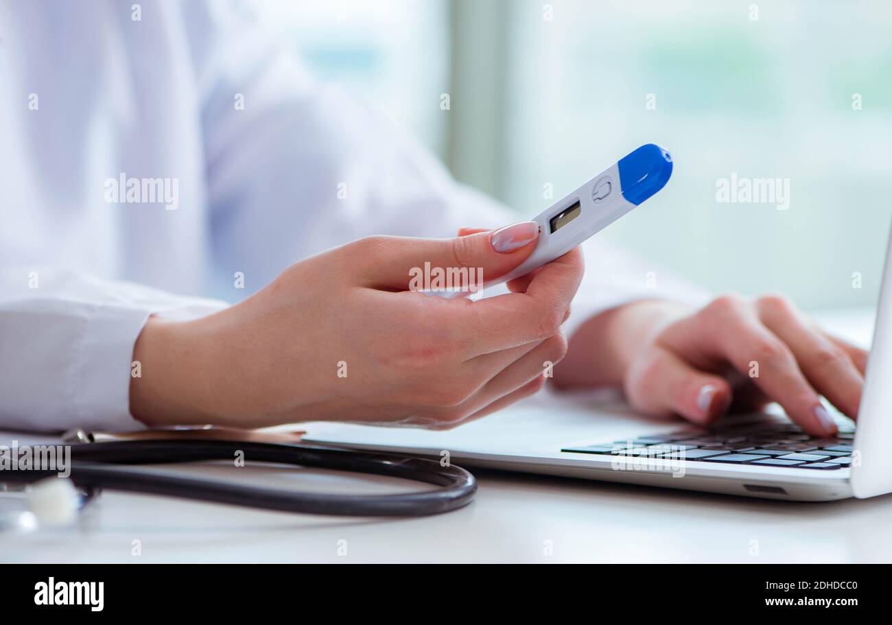 Doctor hand holding temperature thermometer Stock Photo - Alamy