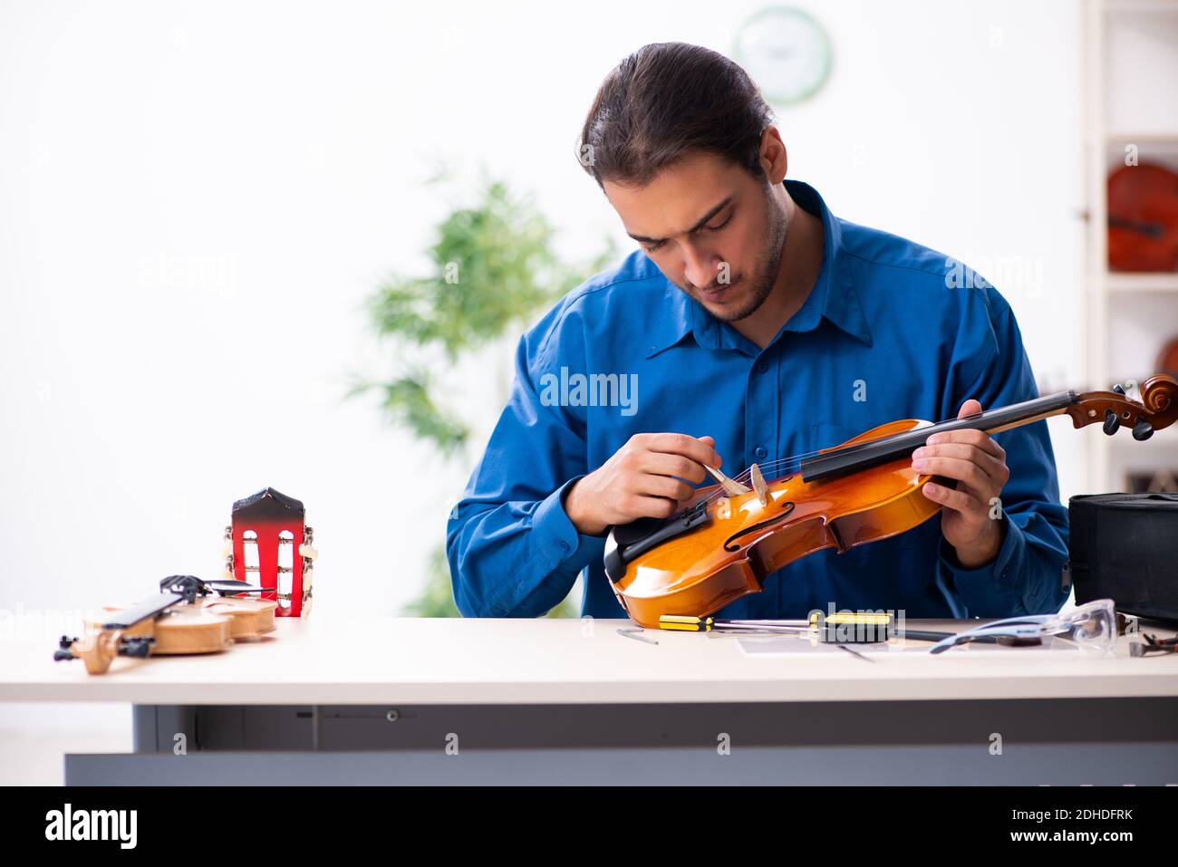 Old broken violin hi-res stock photography and images - Alamy