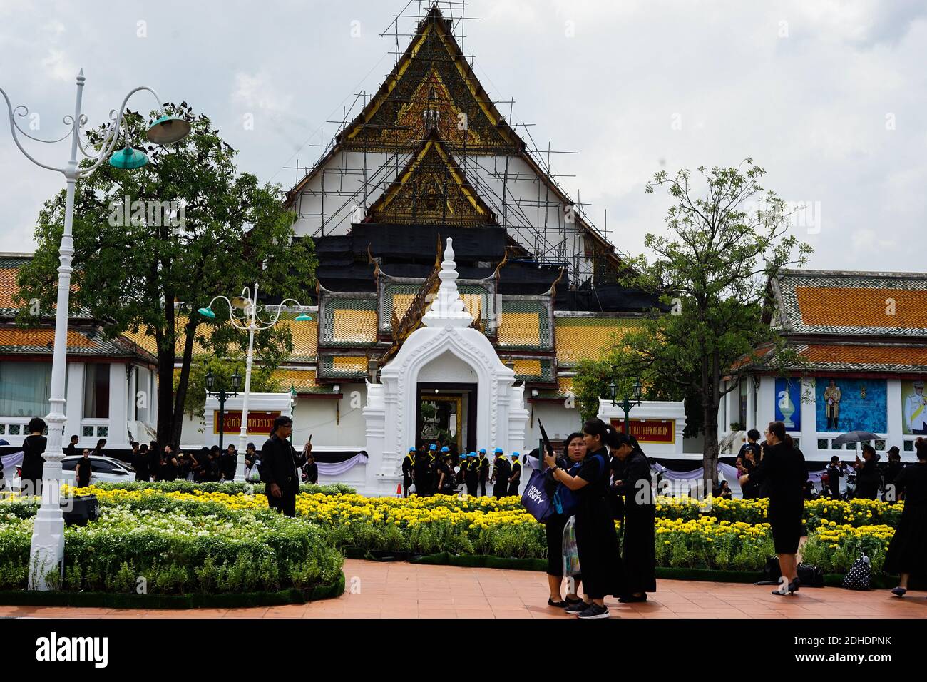 People 're taKing picture next to the paoda during the funeral ...