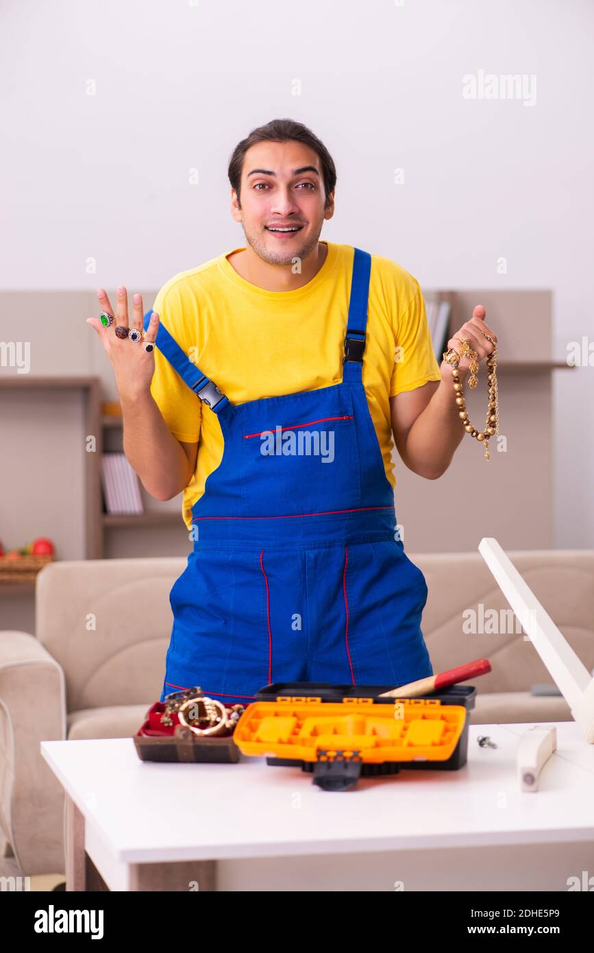 Burglar stealing jewelry hi-res stock photography and images - Alamy