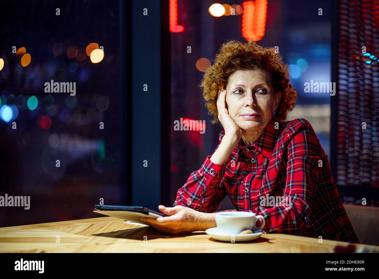 Mature woman uses tablet cafe hi-res stock photography and images - Alamy