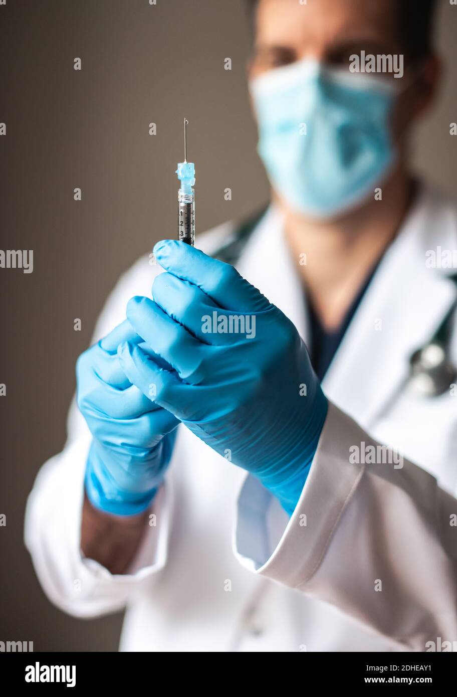 Male hand holding vaccine vial hi-res stock photography and images - Alamy