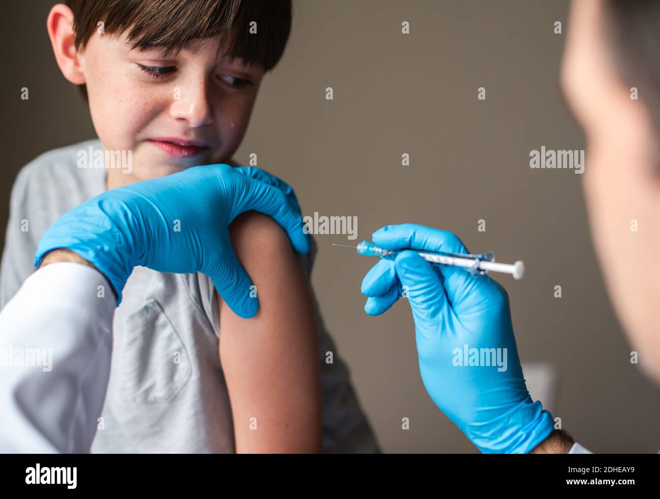 Child getting vaccinated hi-res stock photography and images - Alamy