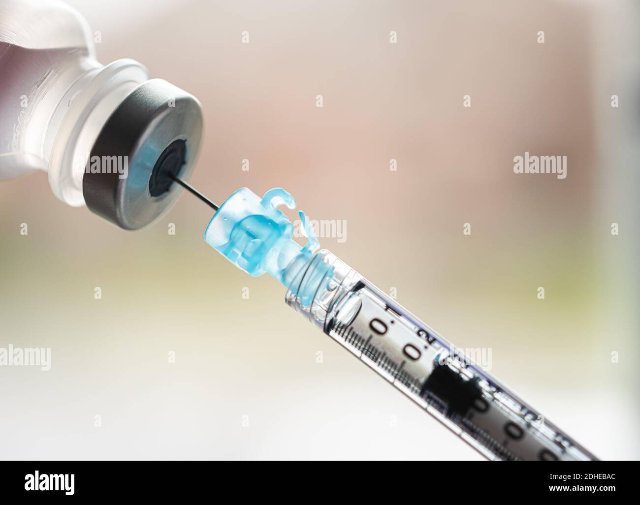 Drawing up needle hi-res stock photography and images - Alamy