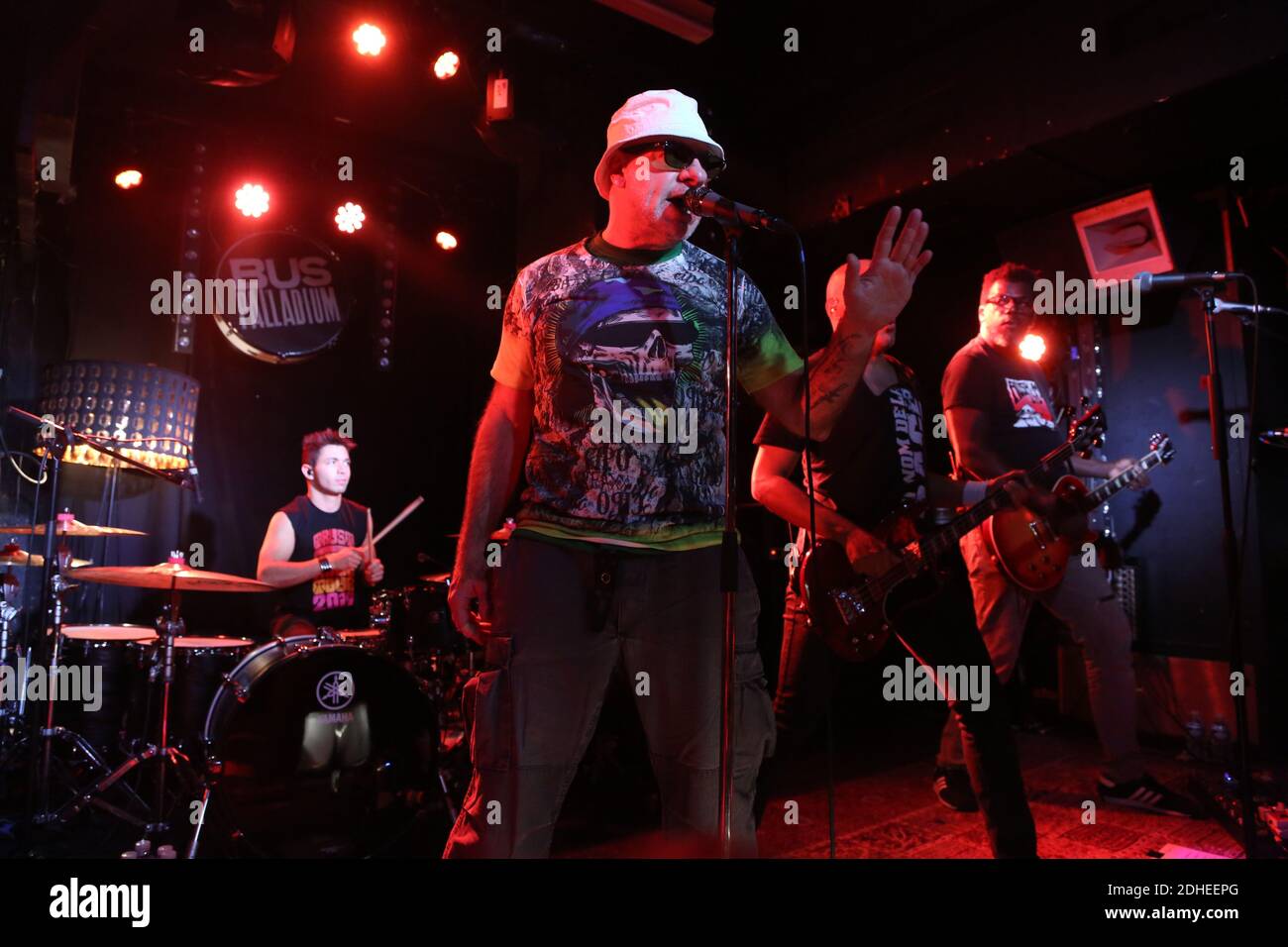 Exclusif - Trust (Bernard "Bernie" Bonvoisin) en concert au Bus ...