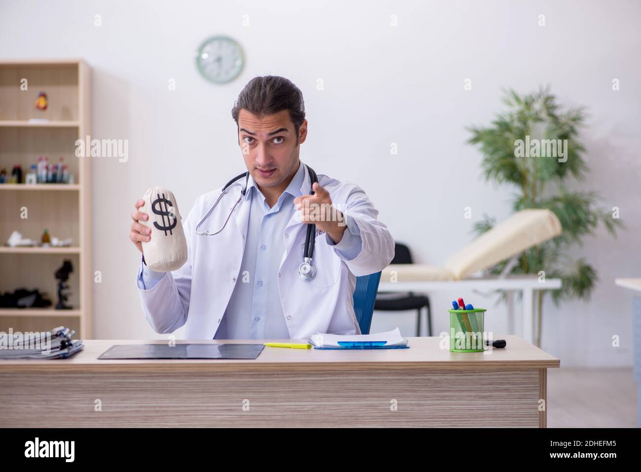 Doctor invoice hi-res stock photography and images - Alamy