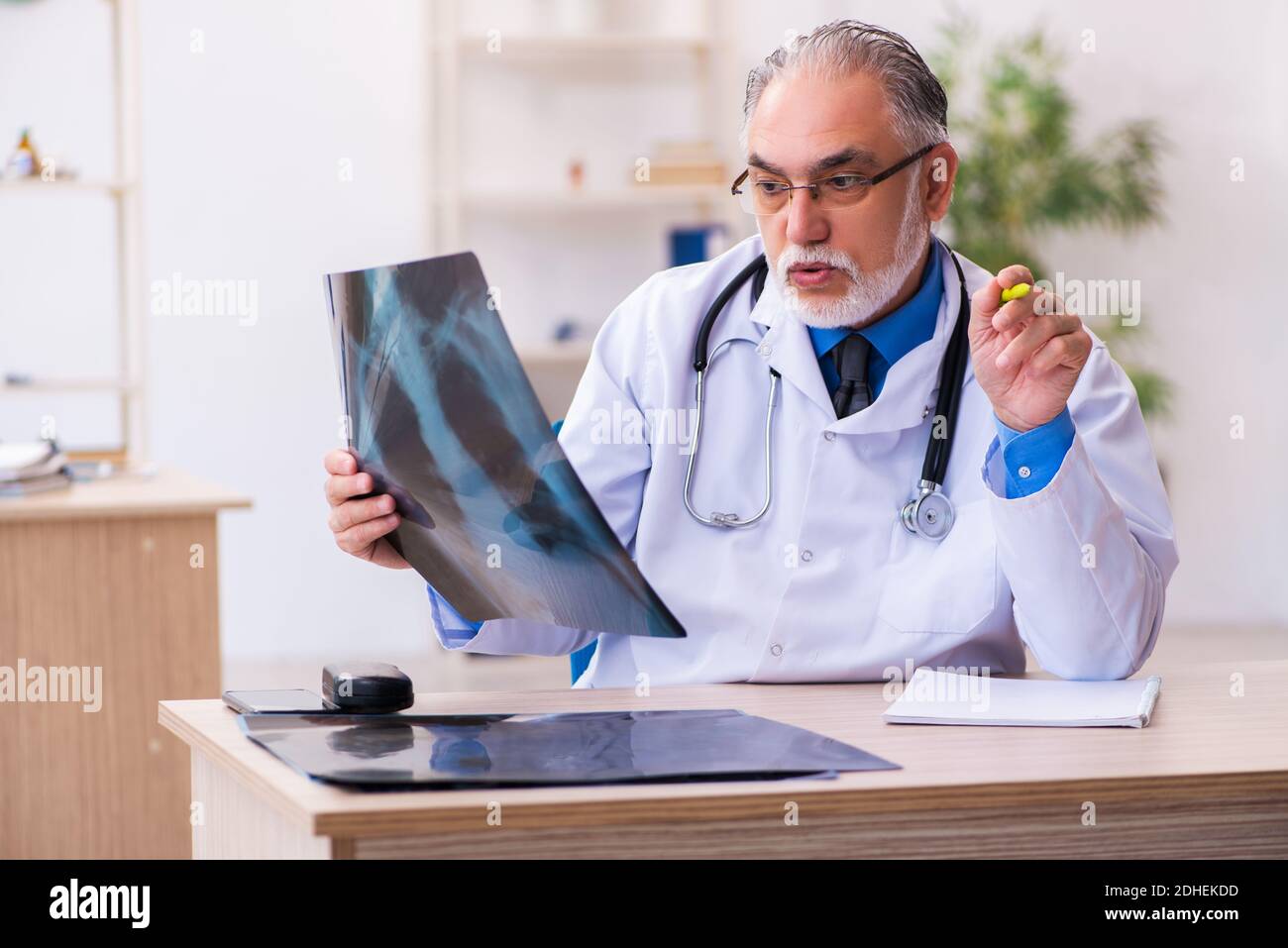 Elderly man mri scan hi-res stock photography and images - Alamy