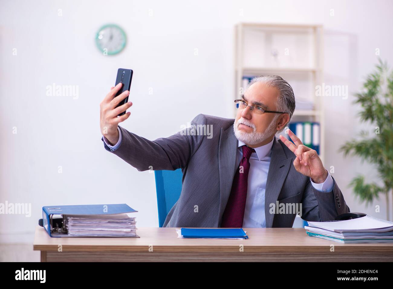 Employee experienced hi-res stock photography and images - Alamy