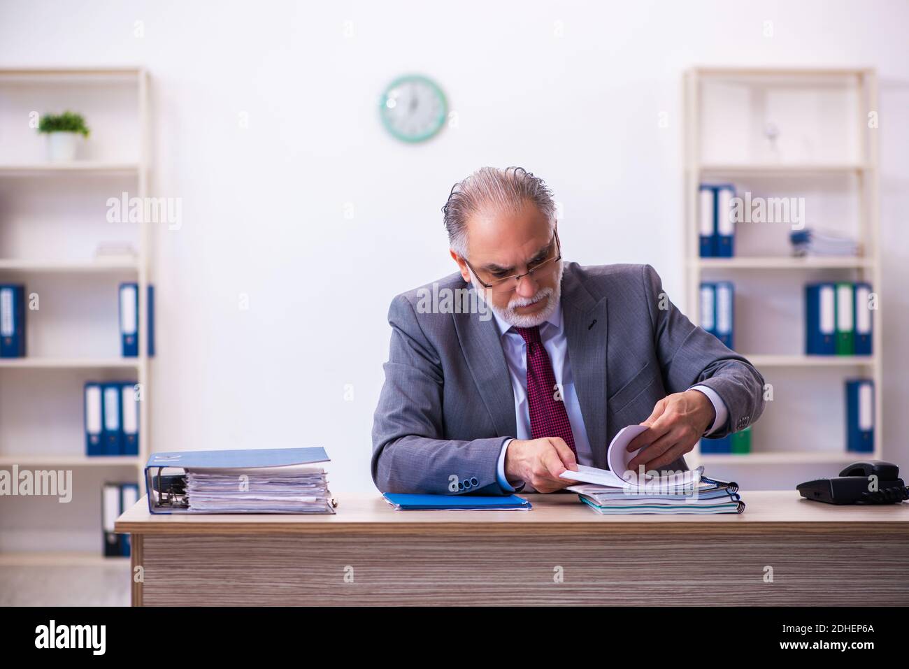 Employee experienced hi-res stock photography and images - Alamy