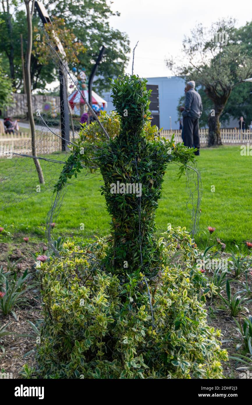 Making garden human figures with wings using wires for garden design ...