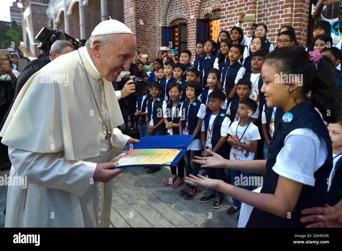 Pope Francis greets children before a meeting with the bishops of ...