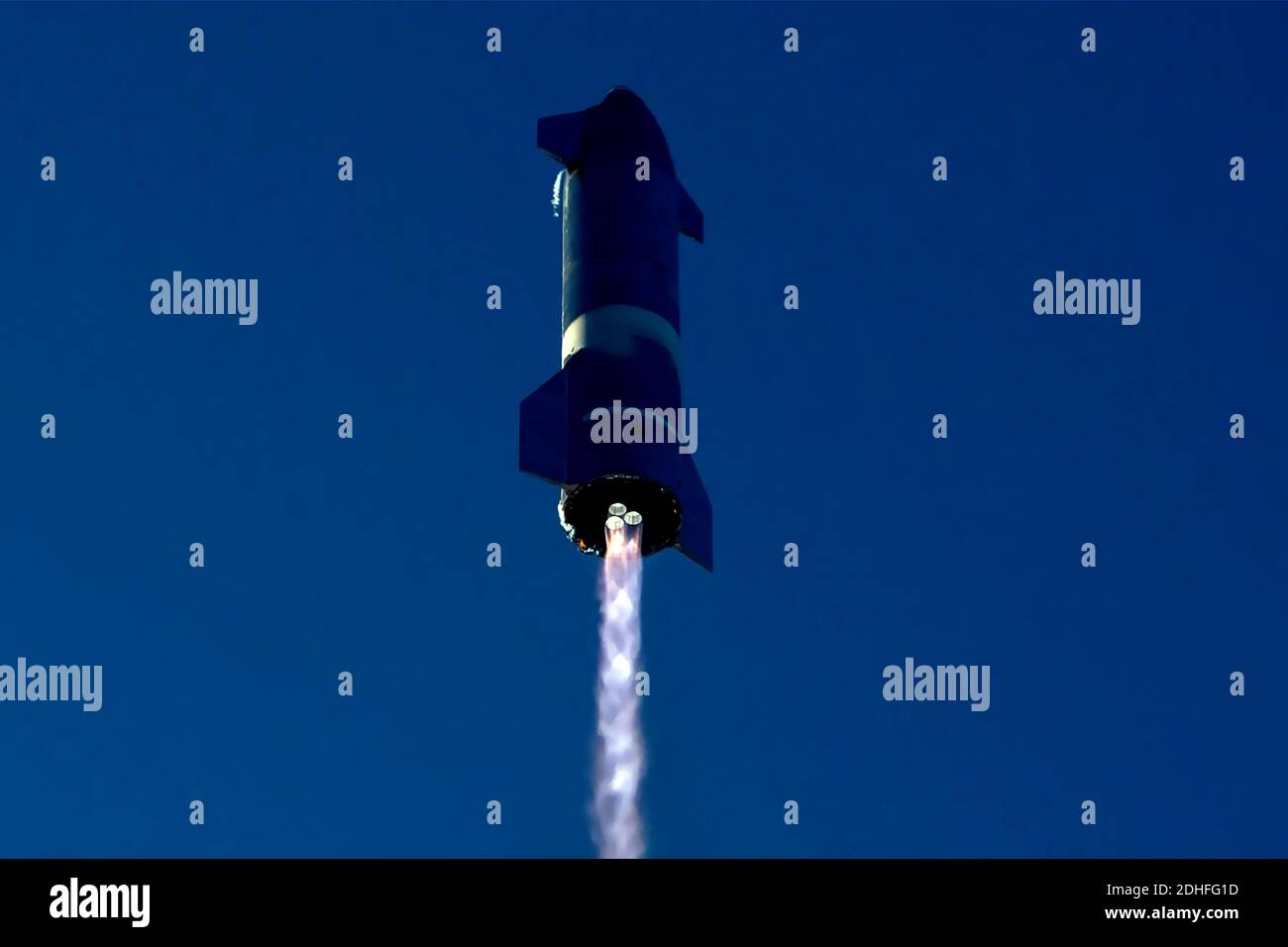 Lifted sn hi-res stock photography and images - Alamy