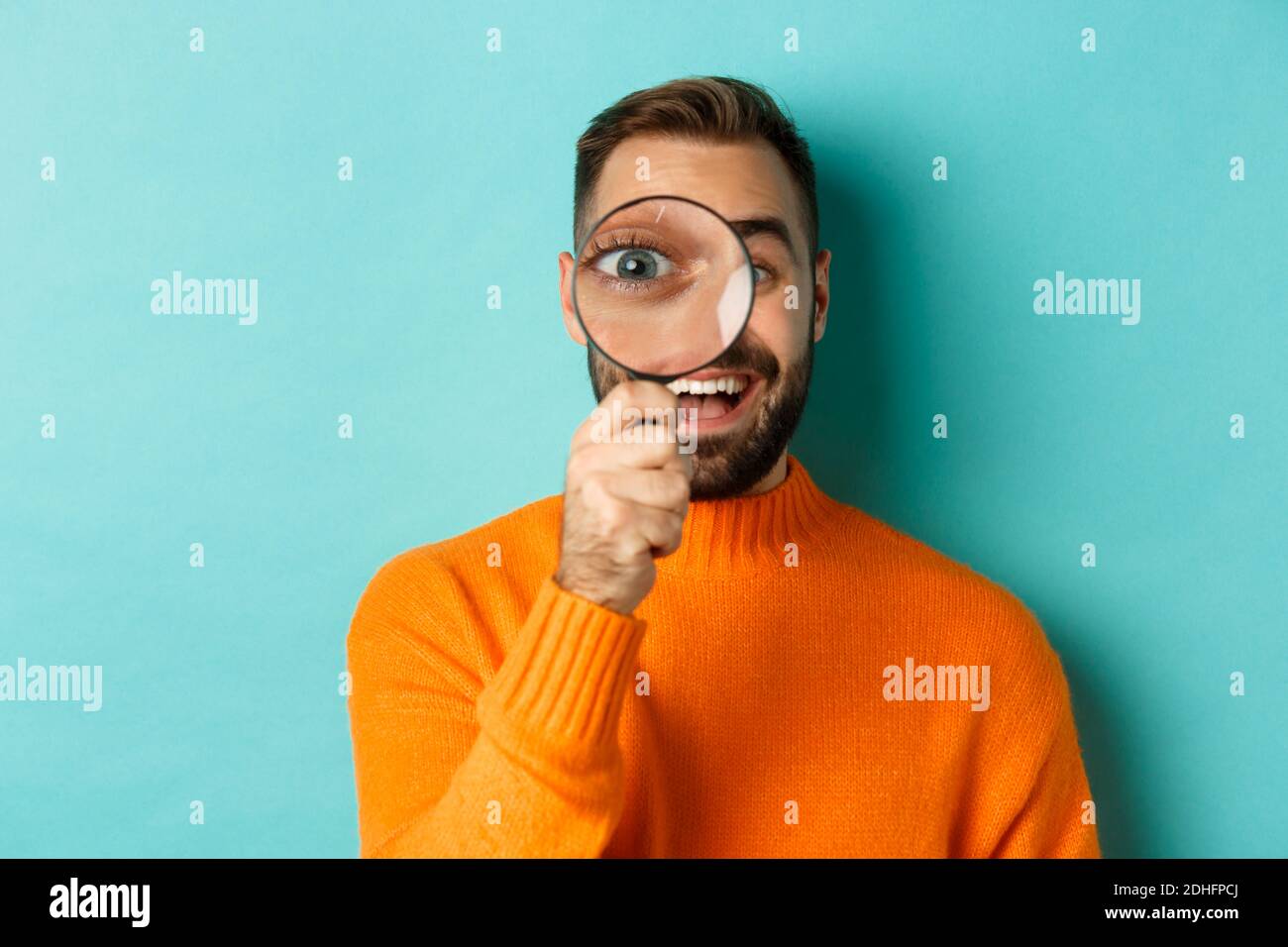 Funny man magnifying glass hi-res stock photography and images - Alamy Funny man magnifying glass hi-res stock photography and images - Alamy