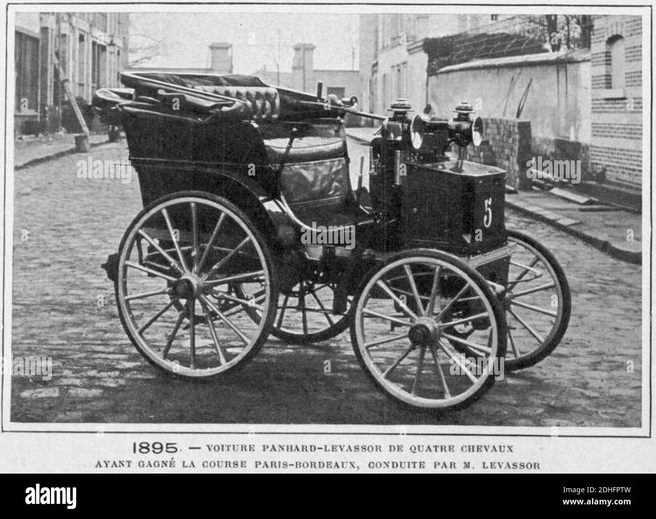La Panhard et Levassor 4HP victorieuse de Paris-Bordeaux-Paris en 1895 ...