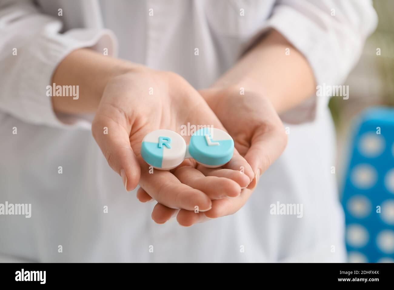 Left right contact lens hi-res stock photography and images - Alamy