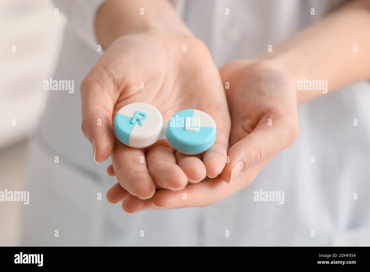 Left right contact lens hi-res stock photography and images - Alamy