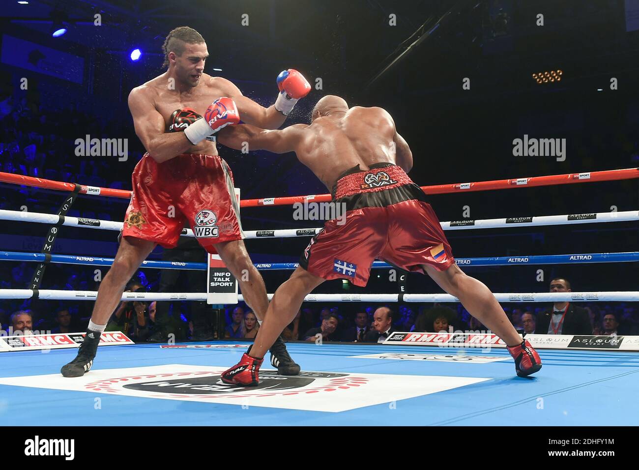 Oscar Rivas and Gabriel Enguema during the international Boxing at ...