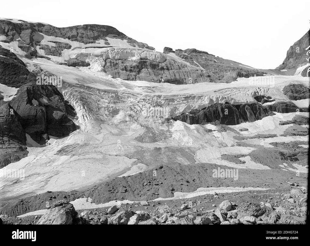 La glacera i el cim del Mont Perdut des del refugi de Tuca Roya Stock ...