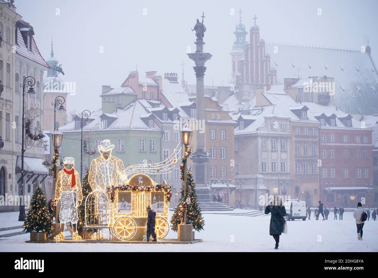 Warsaw. 10th Dec, 2020. People walk in the Old Town during the first ...