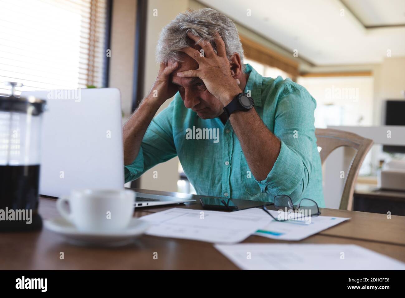Stressed man laptop hi-res stock photography and images - Alamy