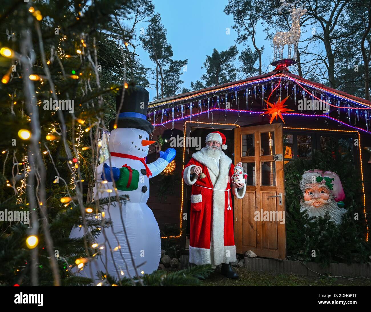 Seddin, Germany. 10th Dec, 2020. Reimar Wiefel, dressed as Santa Claus ...