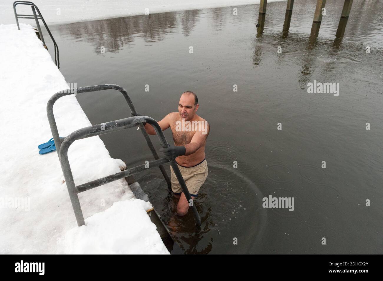 Hampstead pond men's hi-res stock photography and images - Alamy