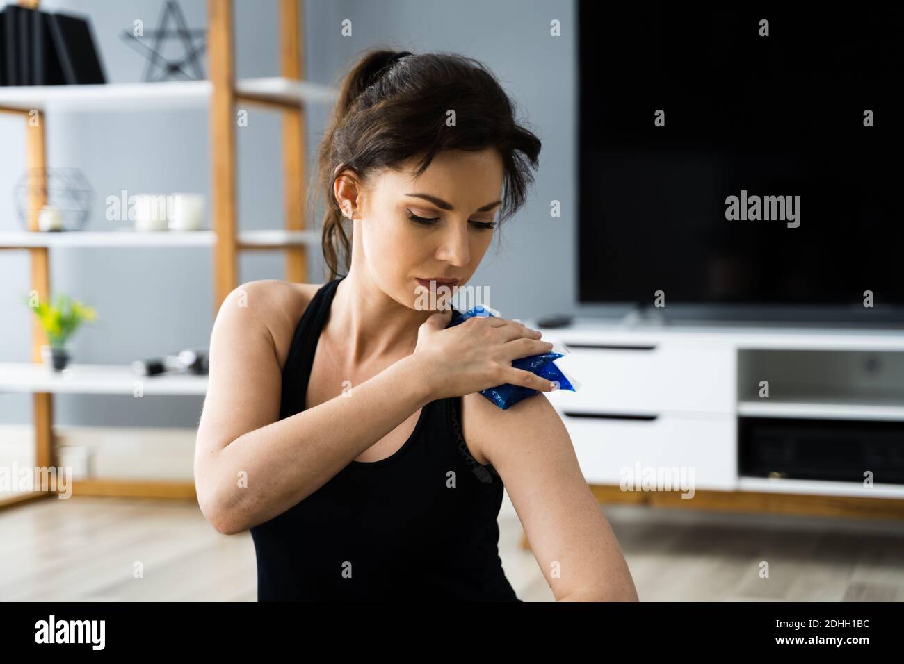 Applying Ice Pack Cold Therapy Gel For Shoulder Injury Stock Photo - Alamy