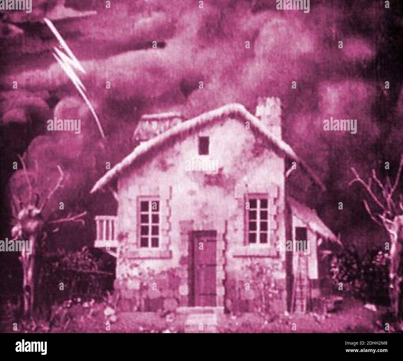 La casa hechizada (1906) de Chomón Stock Photo - Alamy