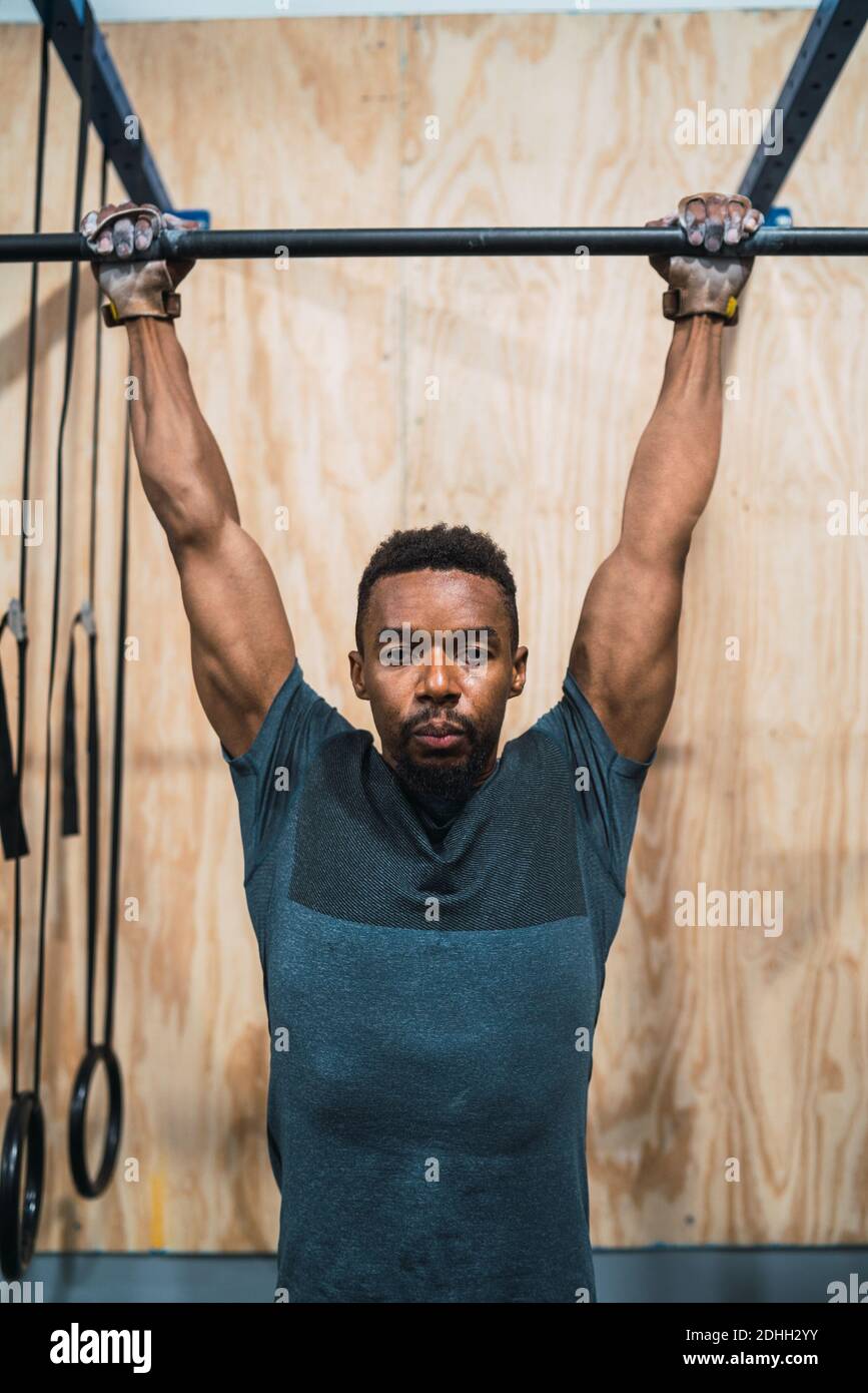 Athletic man doing pull up exercise at the gym Stock Photo - Alamy