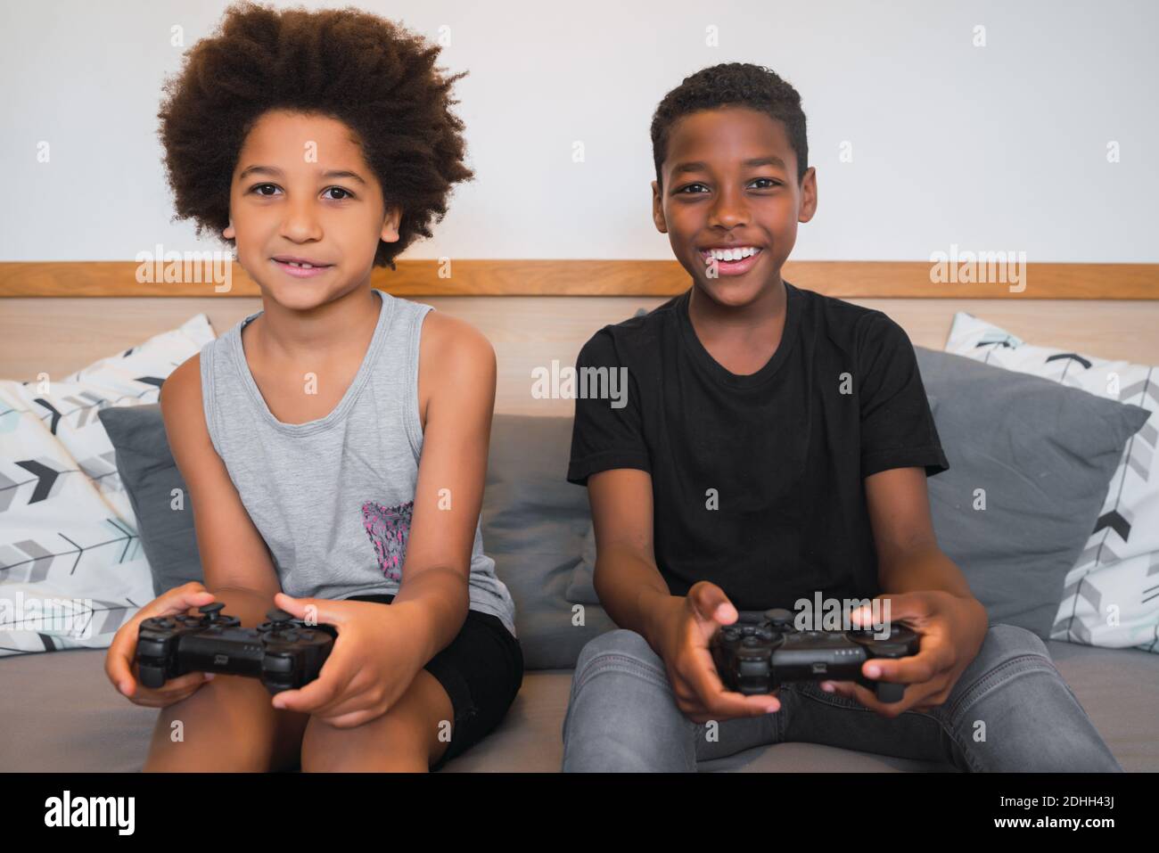 Two kids playing video games hi-res stock photography and images - Alamy