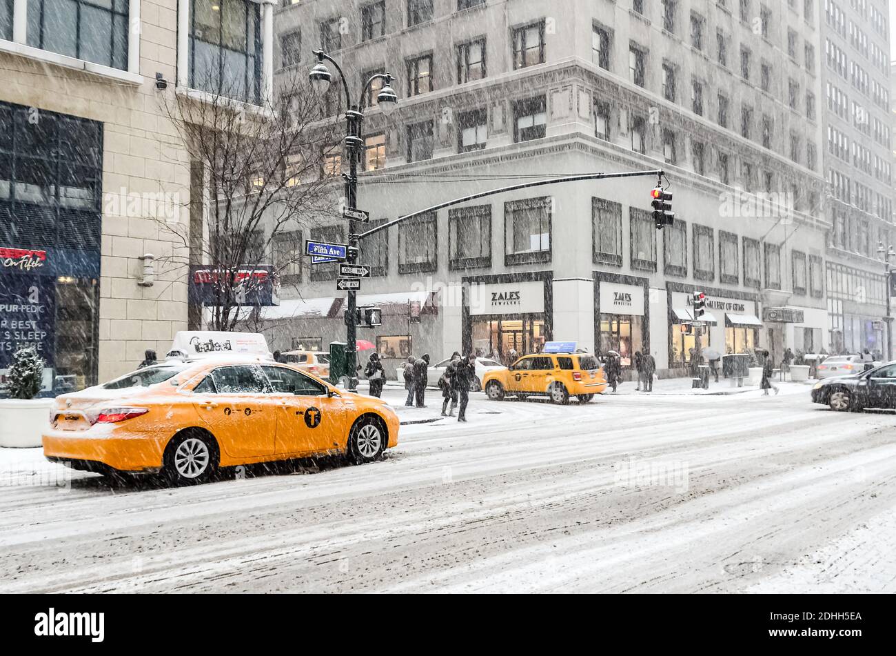 Winter snowstorm blizzard in New York City with heavy snow falling ...