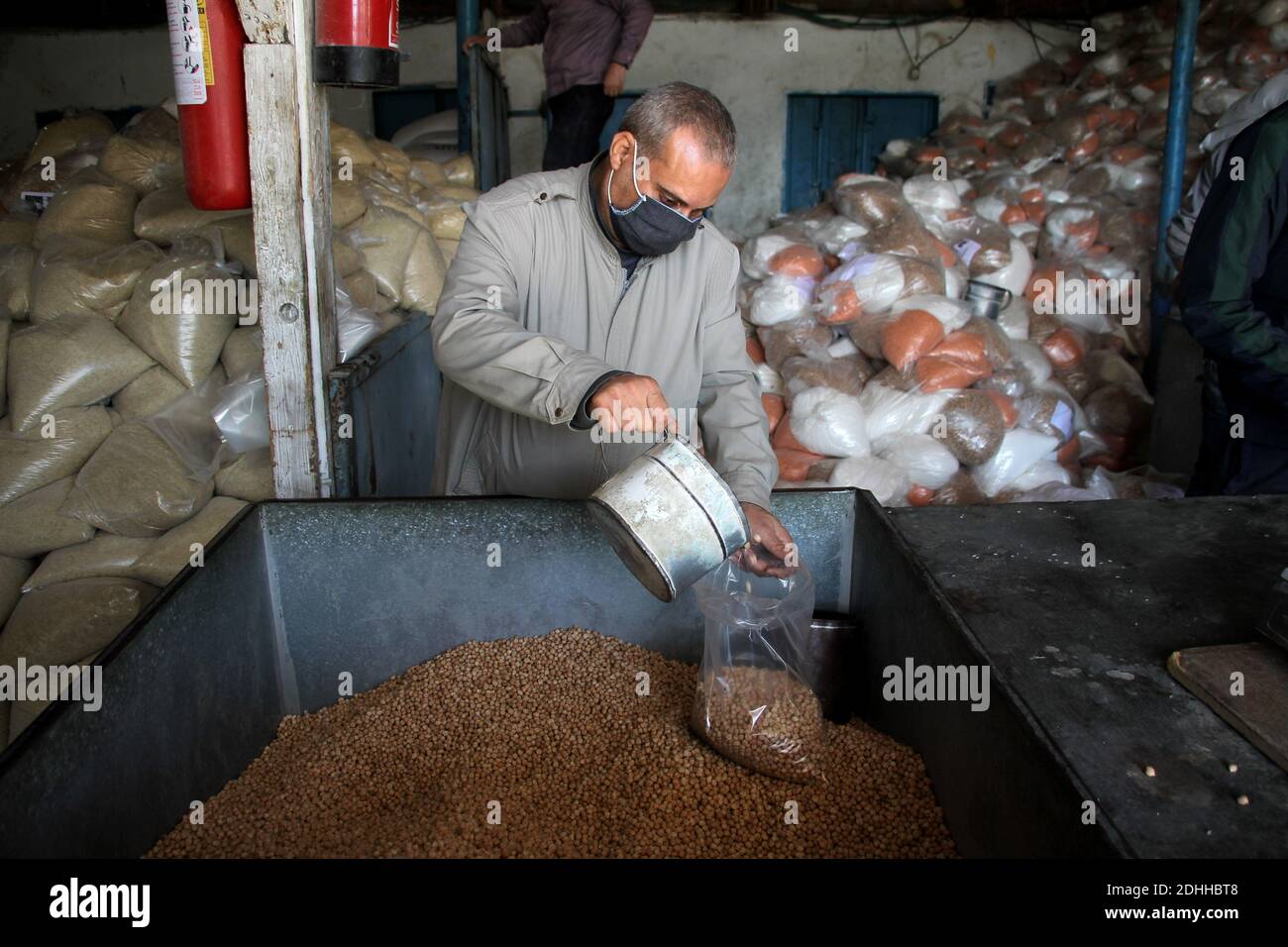 Palestine food distribution hi-res stock photography and images - Alamy