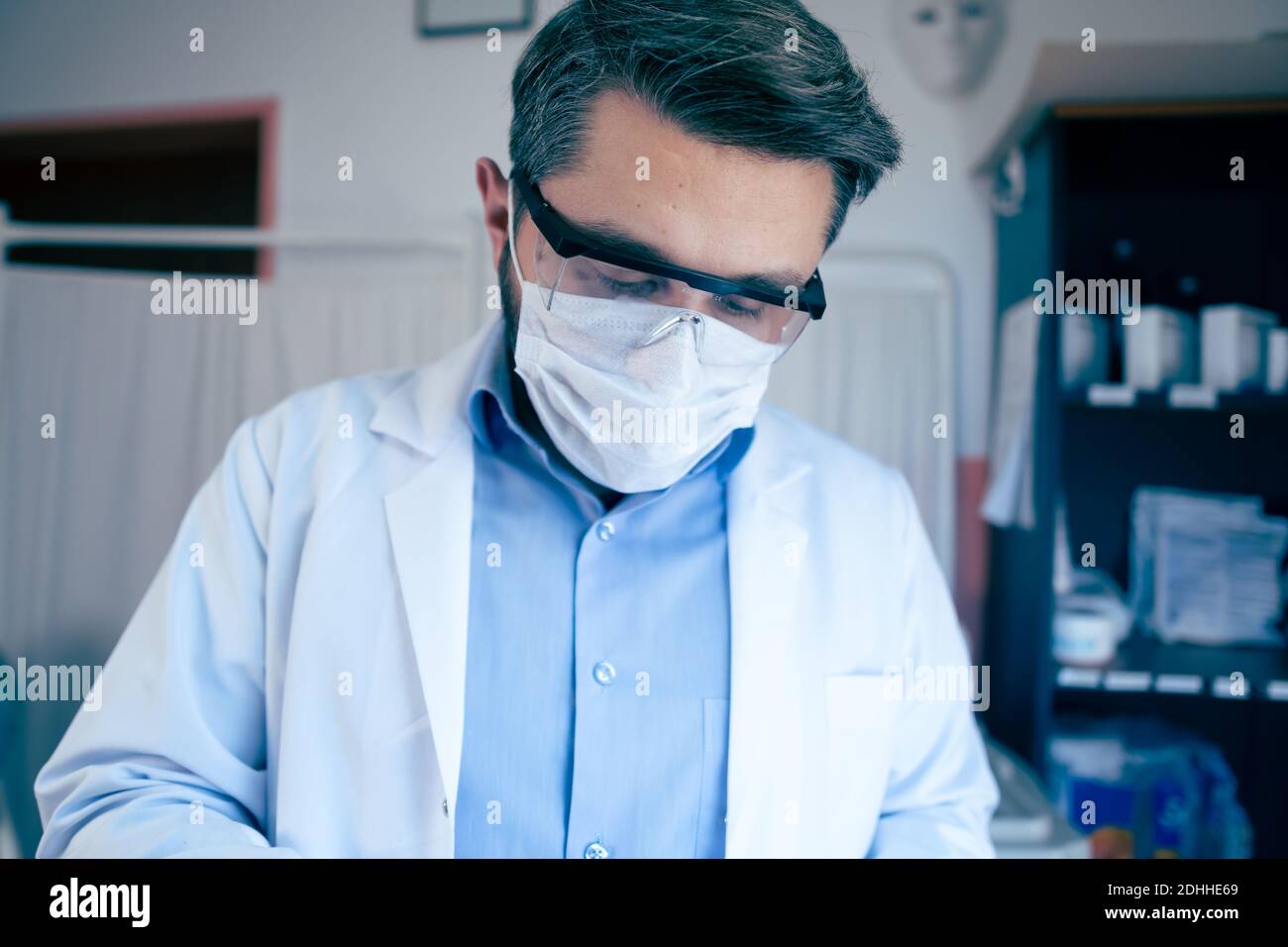 Test tube lab goggles hi-res stock photography and images - Alamy
