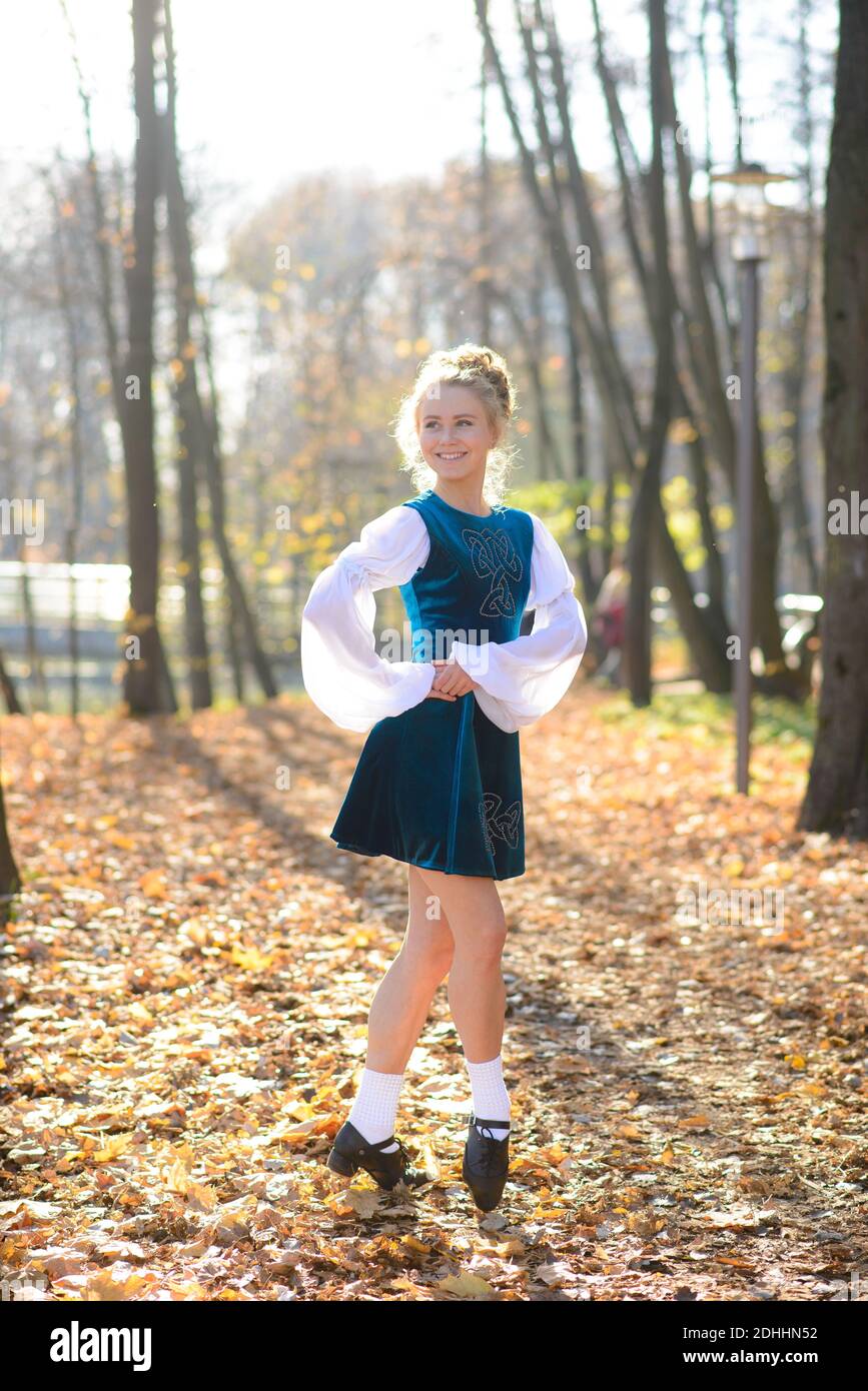 Young ballerina dancing in park hi-res stock photography and images - Alamy