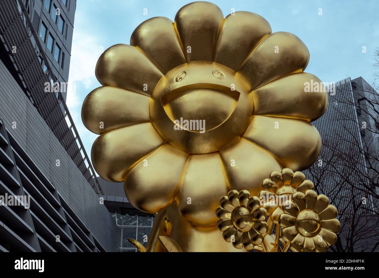 A giant gold flower statue by Japanese artist Takashi Murakami in ...