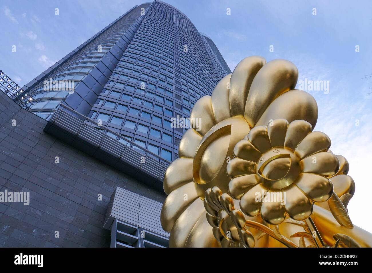 A giant gold flower statue by Japanese artist Takashi Murakami in ...