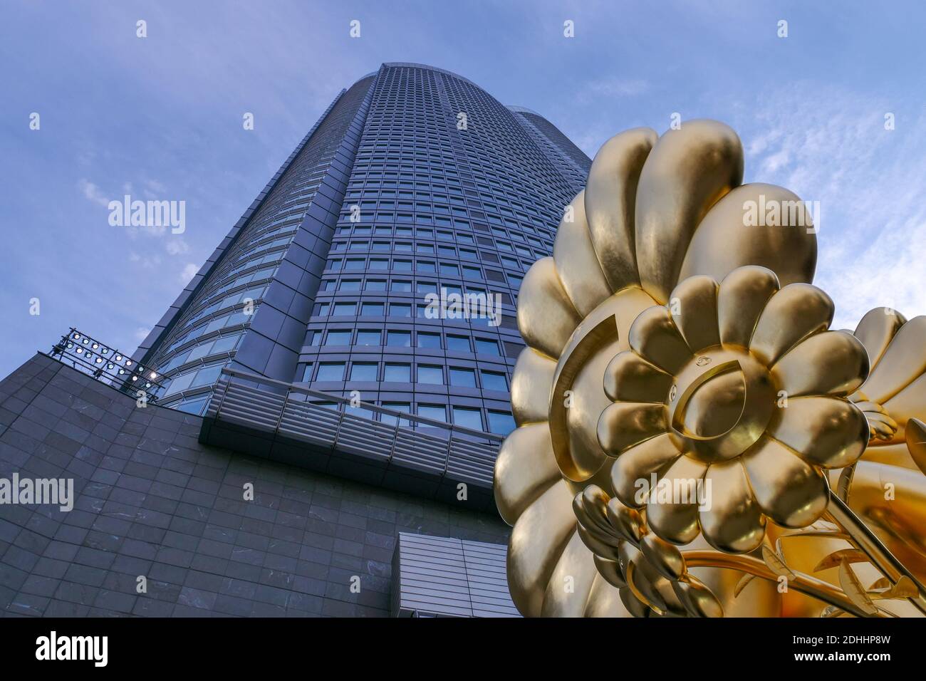 A giant gold flower statue by Japanese artist Takashi Murakami in ...